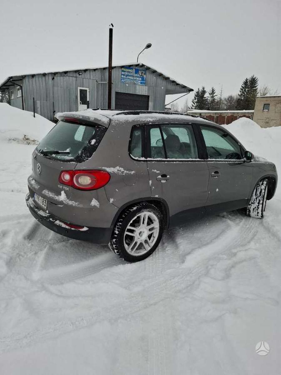Grey Volkswagen Tiguan 2008 in Raseiniai, with an engine capacity of 2.00 L and mileage of 369 thousand km for 3600 €, photo 6 on AUTOMOTO.COM.LV