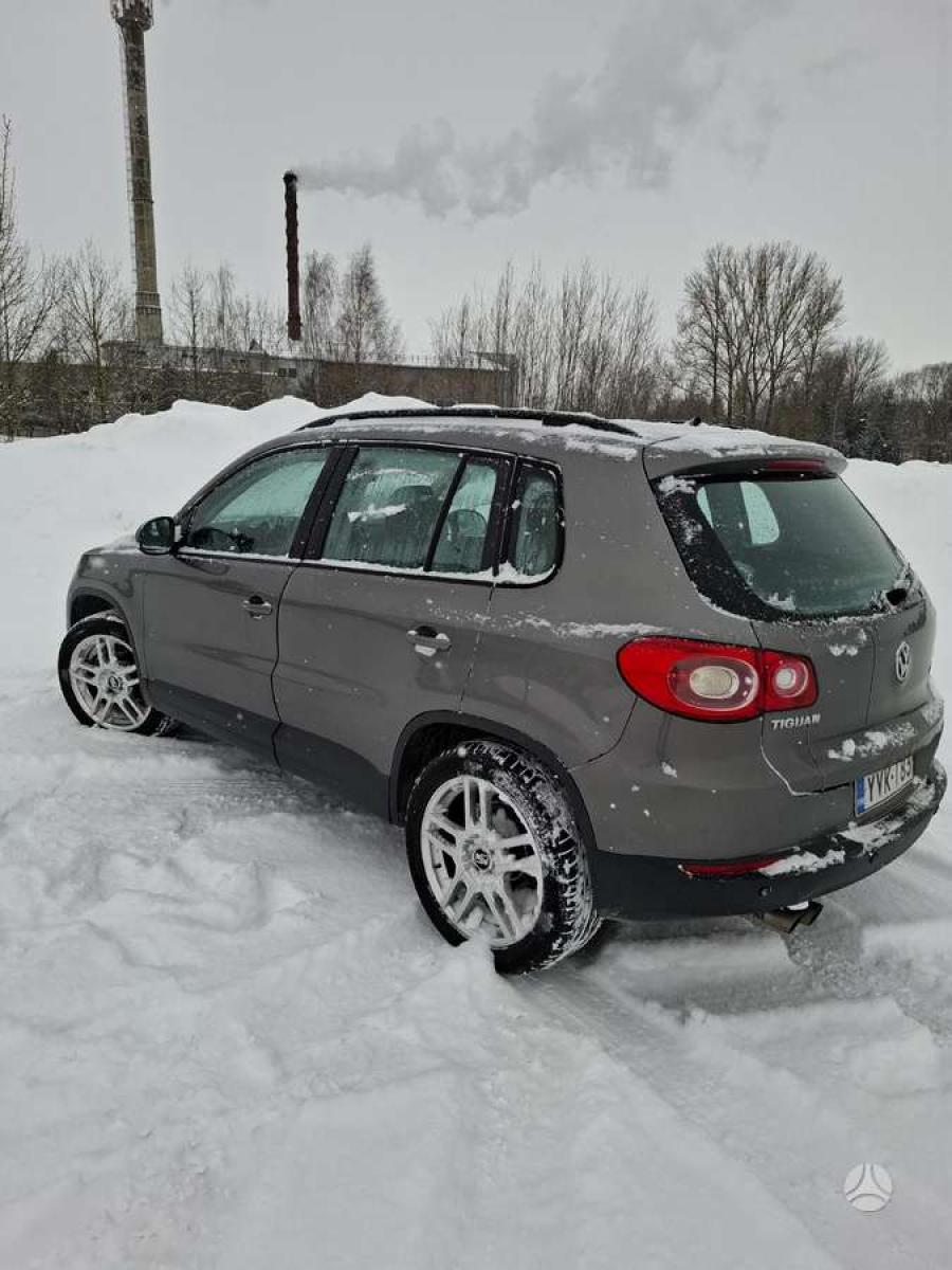 Grey Volkswagen Tiguan 2008 in Raseiniai, with an engine capacity of 2.00 L and mileage of 369 thousand km for 3600 €, photo 9 on AUTOMOTO.COM.LV