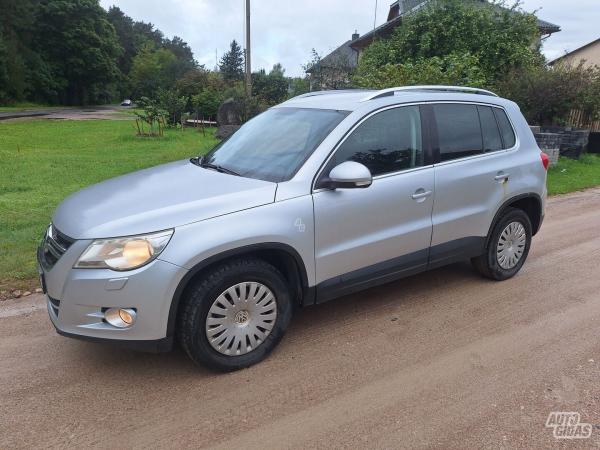 Grey Volkswagen Tiguan 2008 in Ukmerge, with an engine capacity of 2.00 L and mileage of 329 thousand km for 1800 €, photo 1 on AUTOMOTO.COM.LV
