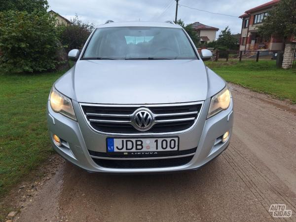 Grey Volkswagen Tiguan 2008 in Ukmerge, with an engine capacity of 2.00 L and mileage of 329 thousand km for 1800 €, photo 3 on AUTOMOTO.COM.LV