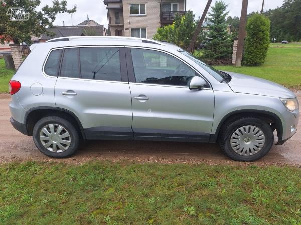 Grey Volkswagen Tiguan 2008 in Ukmerge, with an engine capacity of 2.00 L and mileage of 329 thousand km for 1800 €, photo 5 on AUTOMOTO.COM.LV