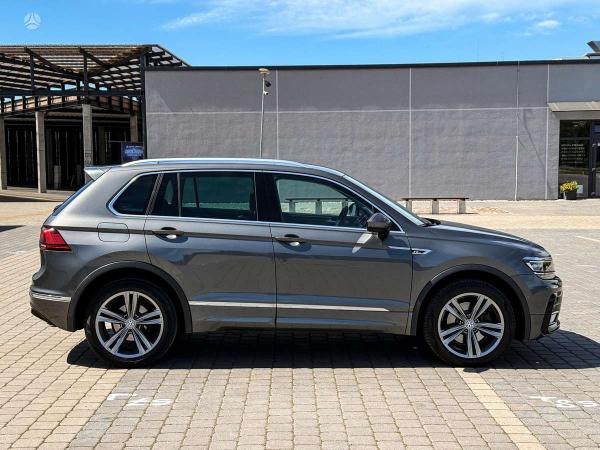 Grey Volkswagen Tiguan 2017 in Raseiniai, with an engine capacity of 2.00 L and mileage of 247 thousand km for 15600 €, photo 6 on AUTOMOTO.COM.LV