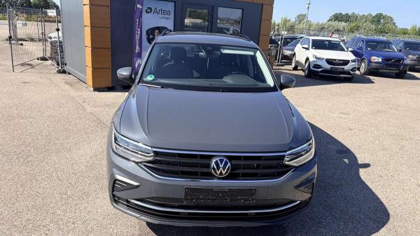 Grey Volkswagen Tiguan 2022 in Marijampole, with an engine capacity of 2.00 L and mileage of 240 thousand km for 17999 €, photo 5 on AUTOMOTO.COM.LV