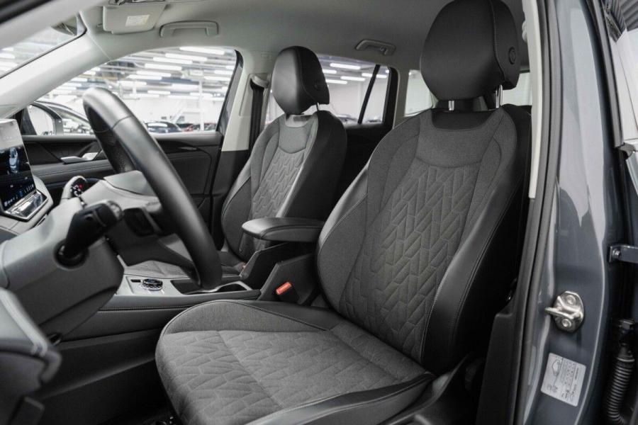 Grey Volkswagen Tiguan 2024 in Tallinn, with an engine capacity of 1.50 L and mileage of 33 thousand km for 29500 €, photo 15 on AUTOMOTO.COM.LV