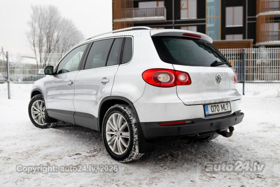 Pelēks Volkswagen Tiguan 2008 Tallina, ar dzinēja tilpumu 2.00 L un nobraukumu 368 tūkst. km par 4490 €, foto 4 vietnē AUTOMOTO.COM.LV