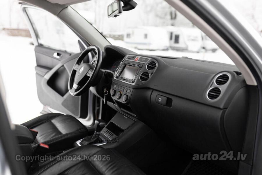Pelēks Volkswagen Tiguan 2008 Tallina, ar dzinēja tilpumu 2.00 L un nobraukumu 368 tūkst. km par 4490 €, foto 17 vietnē AUTOMOTO.COM.LV