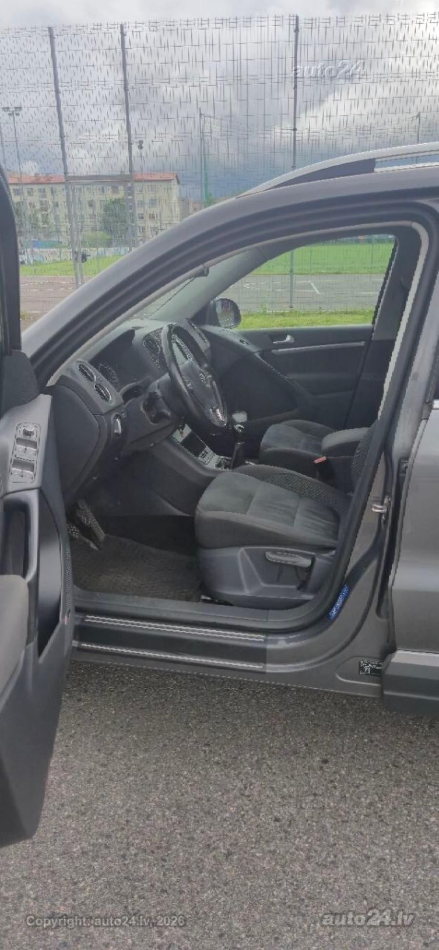 Pelēks Volkswagen Tiguan 2014 Tallina, ar dzinēja tilpumu 2.00 L un nobraukumu 156 tūkst. km par 11000 €, foto 10 vietnē AUTOMOTO.COM.LV