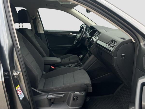 Pelēks Volkswagen Tiguan 2019 Pērnava, ar dzinēja tilpumu 2.00 L un nobraukumu 139 tūkst. km par 27900 €, foto 5 vietnē AUTOMOTO.COM.LV