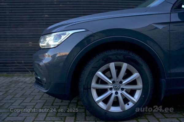 Pelēks Volkswagen Tiguan 2020 Tallina, ar dzinēja tilpumu 1.50 L un nobraukumu 67 tūkst. km par 23900 €, foto 5 vietnē AUTOMOTO.COM.LV