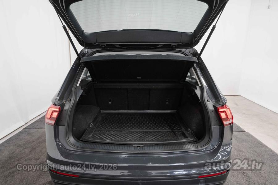 Grey Volkswagen Tiguan 2020 in Tallinn, with an engine capacity of 2.00 L and mileage of 131 thousand km for 21500 €, photo 17 on AUTOMOTO.COM.LV