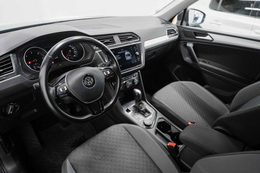 Grey Volkswagen Tiguan 2020 in Tallinn, with an engine capacity of 2.00 L and mileage of 131 thousand km for 21500 €, photo 9 on AUTOMOTO.COM.LV