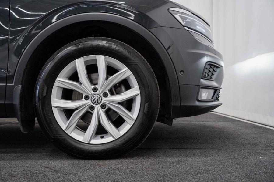 Grey Volkswagen Tiguan 2020 in Tallinn, with an engine capacity of 2.00 L and mileage of 131 thousand km for 21500 €, photo 18 on AUTOMOTO.COM.LV