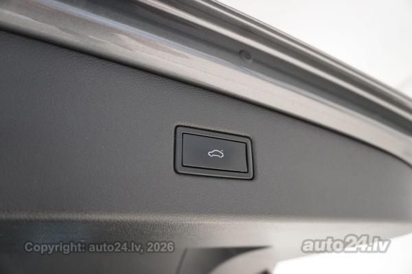 Grey Volkswagen Tiguan 2020 in Tallinn, with an engine capacity of 2.00 L and mileage of 131 thousand km for 27900 €, photo 9 on AUTOMOTO.COM.LV