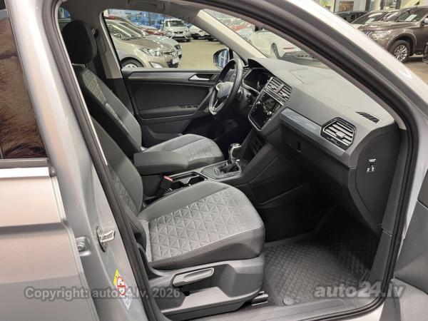 Pelēks Volkswagen Tiguan 2021 Tallina, ar dzinēja tilpumu 1.50 L un nobraukumu 67 tūkst. km par 24500 €, foto 6 vietnē AUTOMOTO.COM.LV