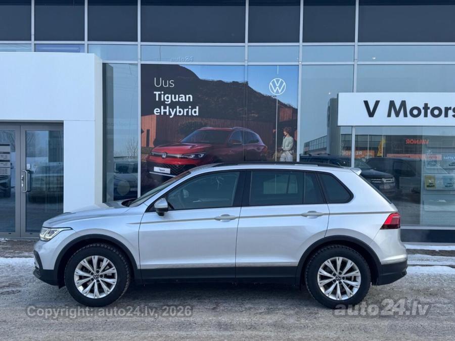 Grey Volkswagen Tiguan 2021 in Viljandi, with an engine capacity of 1.50 L and mileage of 38 thousand km for 23500 €, photo 2 on AUTOMOTO.COM.LV