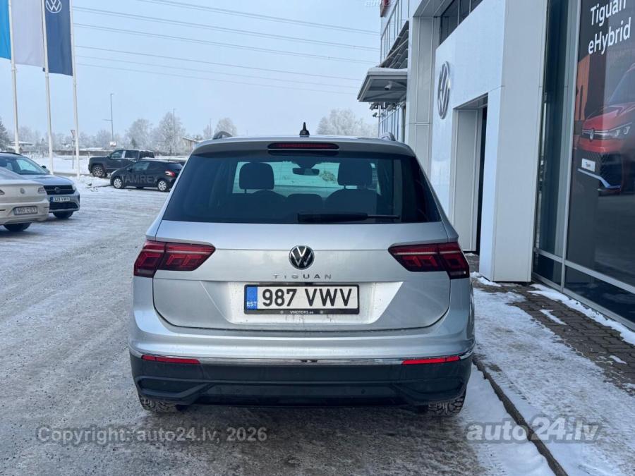 Grey Volkswagen Tiguan 2021 in Viljandi, with an engine capacity of 1.50 L and mileage of 38 thousand km for 23500 €, photo 4 on AUTOMOTO.COM.LV