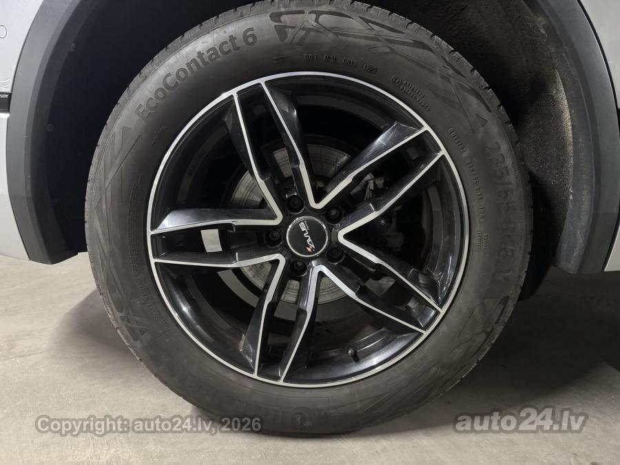 Grey Volkswagen Tiguan 2021 in Tallinn, with an engine capacity of 2.00 L and mileage of 89 thousand km for 31900 €, photo 14 on AUTOMOTO.COM.LV