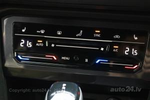 Grey Volkswagen Tiguan 2021 in Tallinn, with an engine capacity of 2.00 L and mileage of 89 thousand km for 31900 €, photo 19 on AUTOMOTO.COM.LV