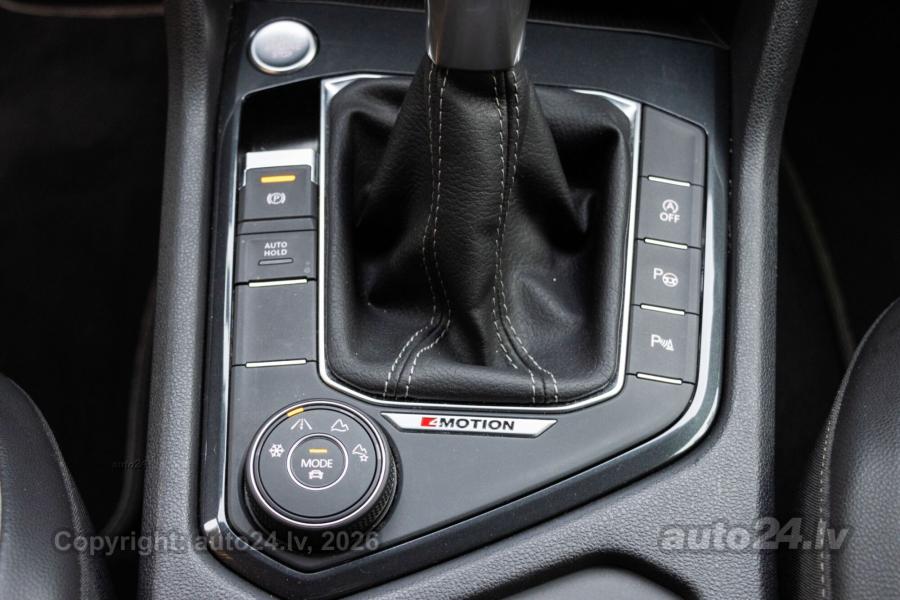Grey Volkswagen Tiguan 2021 in Tallinn, with an engine capacity of 2.00 L and mileage of 89 thousand km for 31900 €, photo 20 on AUTOMOTO.COM.LV