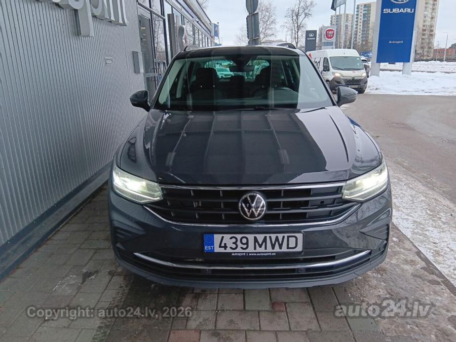 Grey Volkswagen Tiguan 2022 in Tallinn, with an engine capacity of 2.00 L and mileage of 76 thousand km for 23990 €, photo 4 on AUTOMOTO.COM.LV