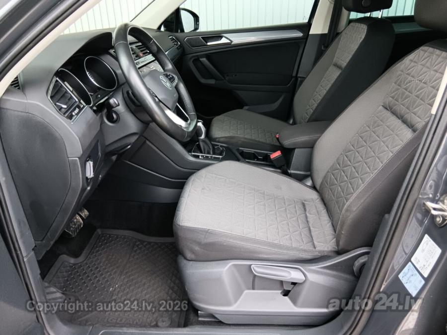Grey Volkswagen Tiguan 2022 in Tallinn, with an engine capacity of 2.00 L and mileage of 76 thousand km for 23990 €, photo 7 on AUTOMOTO.COM.LV