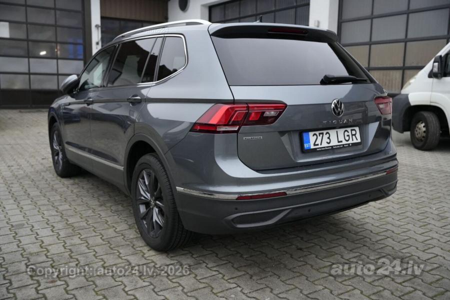 Grey Volkswagen Tiguan 2022 in Tallinn, with an engine capacity of 2.00 L and mileage of 118 thousand km for 27500 €, photo 3 on AUTOMOTO.COM.LV