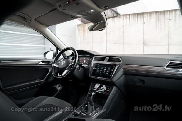 Grey Volkswagen Tiguan 2022 in Tartu, with an engine capacity of 2.00 L and mileage of 239 thousand km for 22900 €, photo 3 on AUTOMOTO.COM.LV