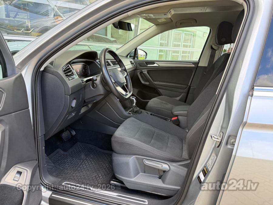 Grey Volkswagen Tiguan 2023 in Tartu, with an engine capacity of 2.00 L and mileage of 64 thousand km for 31990 €, photo 8 on AUTOMOTO.COM.LV
