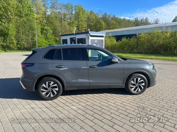 Pelēks Volkswagen Tiguan 2024 Pērnava, ar dzinēja tilpumu 1.50 L un nobraukumu 28 tūkst. km par 33900 €, foto  vietnē AUTOMOTO.COM.LV