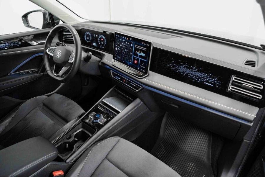 Grey Volkswagen Tiguan 2024 in Tallinn, with an engine capacity of 2.00 L and mileage of 23 thousand km for 38900 €, photo 8 on AUTOMOTO.COM.LV