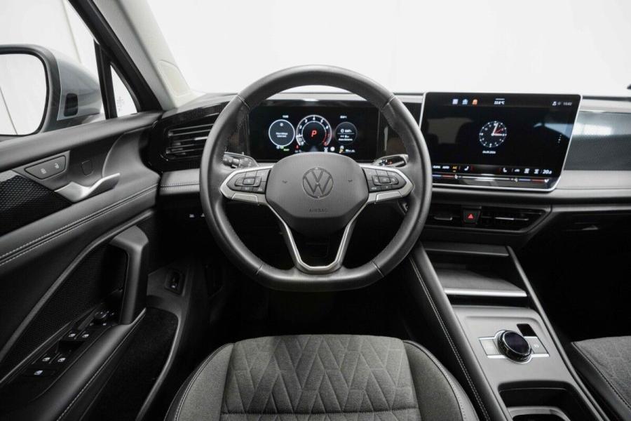 Grey Volkswagen Tiguan 2024 in Tallinn, with an engine capacity of 1.50 L and mileage of 45 thousand km for 31500 €, photo 11 on AUTOMOTO.COM.LV