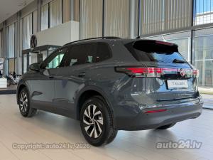 Pelēks Volkswagen Tiguan 2026 Pērnava, ar dzinēja tilpumu 2.00 L un nobraukumu 1 tūkst. km par 39990 €, foto 5 vietnē AUTOMOTO.COM.LV