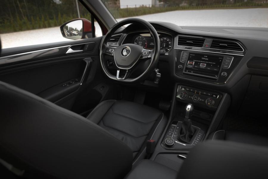 Orange Volkswagen Tiguan 2017 in Riga, with an engine capacity of 2.00 L and mileage of 180 thousand km for 19900 €, photo 10 on AUTOMOTO.COM.LV