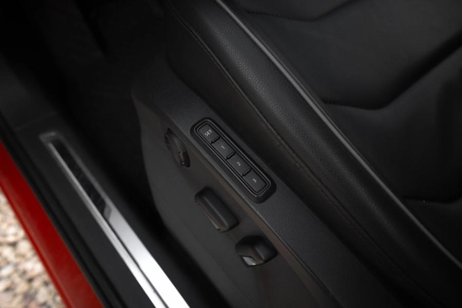 Orange Volkswagen Tiguan 2017 in Riga, with an engine capacity of 2.00 L and mileage of 180 thousand km for 19900 €, photo 15 on AUTOMOTO.COM.LV