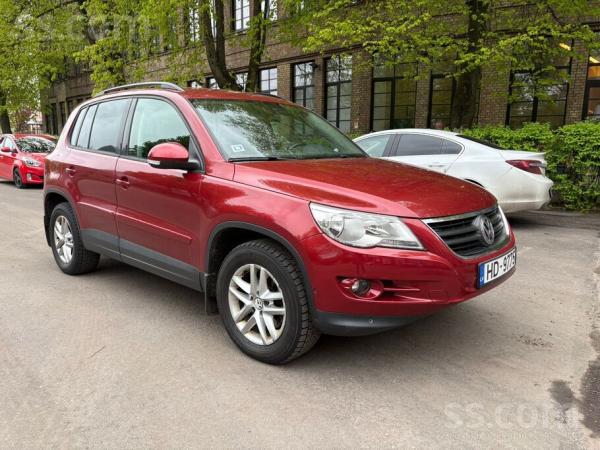 Red Volkswagen Tiguan 2008 in Riga, with an engine capacity of 2.00 L and mileage of 180 thousand km for 6900 €, photo 1 on AUTOMOTO.COM.LV