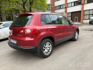 Sarkans Volkswagen Tiguan 2008 Rīga, ar dzinēja tilpumu 2.00 L un nobraukumu 180 tūkst. km par 6900 €, foto 4 vietnē AUTOMOTO.COM.LV