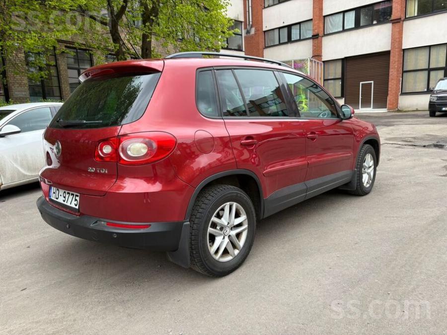 Sarkans Volkswagen Tiguan 2008 Rīga, ar dzinēja tilpumu 2.00 L un nobraukumu 180 tūkst. km par 6900 €, foto 4 vietnē AUTOMOTO.COM.LV