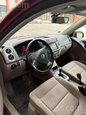 Sarkans Volkswagen Tiguan 2008 Rīga, ar dzinēja tilpumu 2.00 L un nobraukumu 180 tūkst. km par 6900 €, foto 7 vietnē AUTOMOTO.COM.LV
