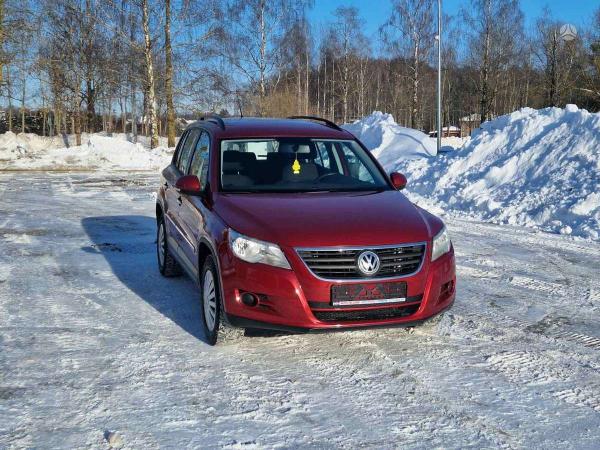 Red Volkswagen Tiguan 2008 in Radviliskis, with an engine capacity of 2.00 L and mileage of 283 thousand km for 4600 €, photo 2 on AUTOMOTO.COM.LV