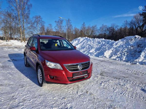 Red Volkswagen Tiguan 2008 in Radviliskis, with an engine capacity of 2.00 L and mileage of 283 thousand km for 4600 €, photo 3 on AUTOMOTO.COM.LV