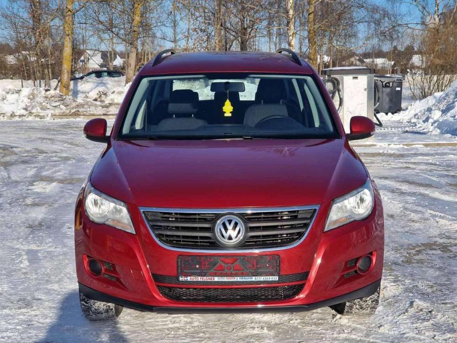 Red Volkswagen Tiguan 2008 in Radviliskis, with an engine capacity of 2.00 L and mileage of 283 thousand km for 4600 €, photo 4 on AUTOMOTO.COM.LV