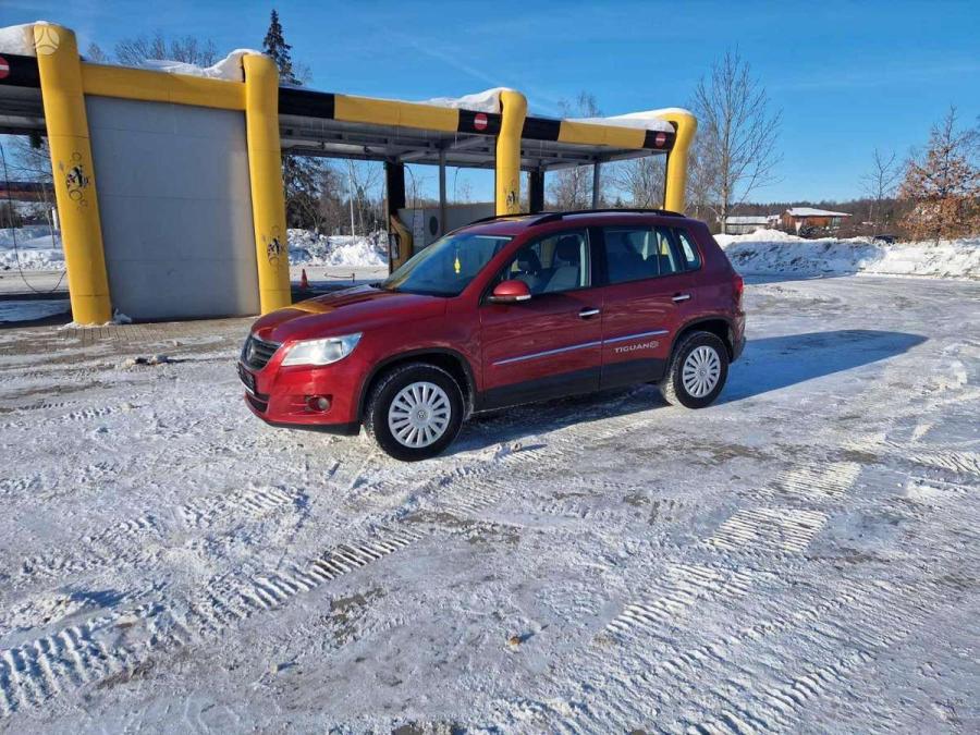 Red Volkswagen Tiguan 2008 in Radviliskis, with an engine capacity of 2.00 L and mileage of 283 thousand km for 4600 €, photo 5 on AUTOMOTO.COM.LV