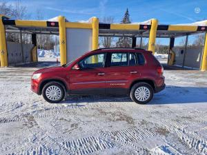 Red Volkswagen Tiguan 2008 in Radviliskis, with an engine capacity of 2.00 L and mileage of 283 thousand km for 4600 €, photo 6 on AUTOMOTO.COM.LV