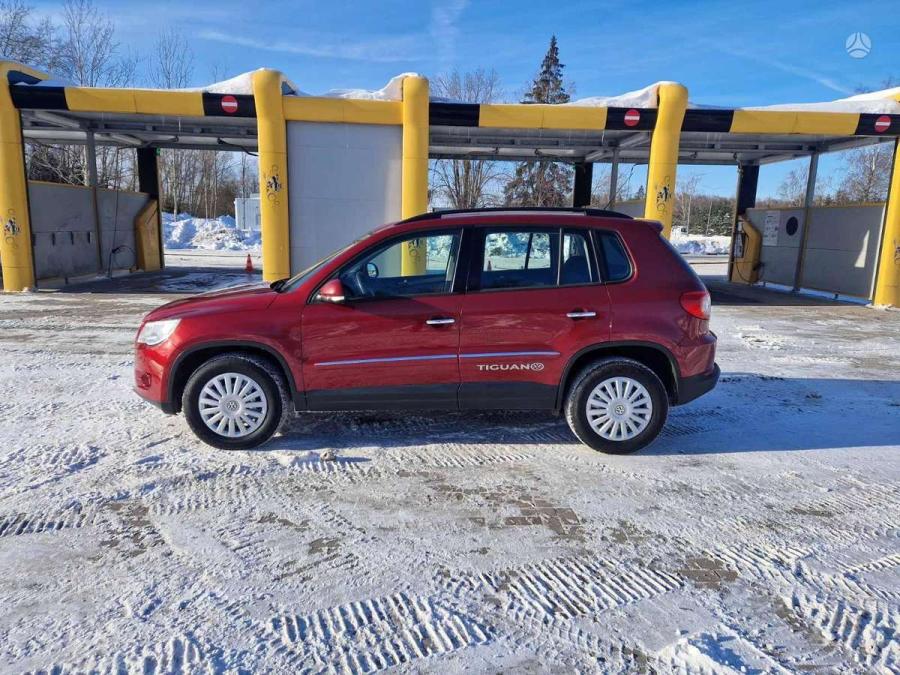 Red Volkswagen Tiguan 2008 in Radviliskis, with an engine capacity of 2.00 L and mileage of 283 thousand km for 4600 €, photo 6 on AUTOMOTO.COM.LV