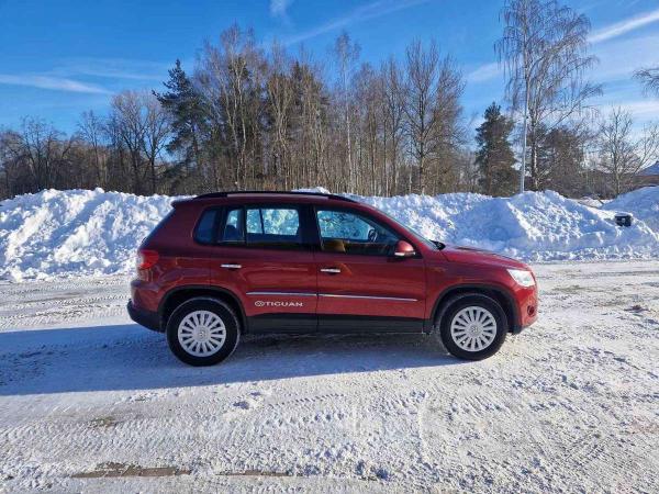 Red Volkswagen Tiguan 2008 in Radviliskis, with an engine capacity of 2.00 L and mileage of 283 thousand km for 4600 €, photo 7 on AUTOMOTO.COM.LV