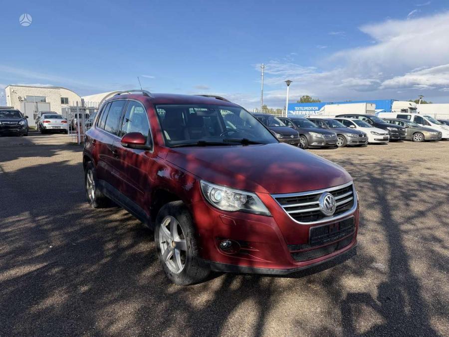 Red Volkswagen Tiguan 2008 in Marijampole, with an engine capacity of 1.97 L and mileage of 302 thousand km for 1950 €, photo 3 on AUTOMOTO.COM.LV