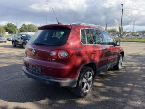 Red Volkswagen Tiguan 2008 in Marijampole, with an engine capacity of 1.97 L and mileage of 302 thousand km for 1950 €, photo 5 on AUTOMOTO.COM.LV