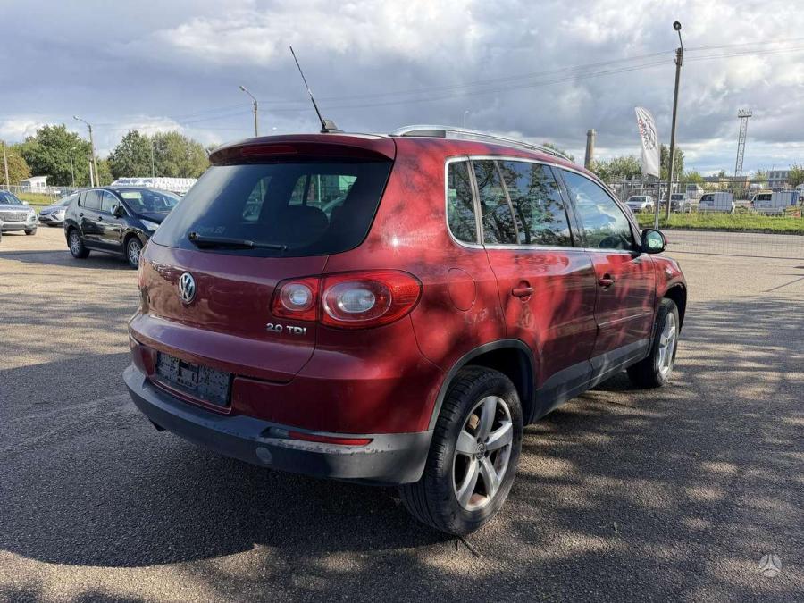 Red Volkswagen Tiguan 2008 in Marijampole, with an engine capacity of 1.97 L and mileage of 302 thousand km for 1950 €, photo 5 on AUTOMOTO.COM.LV
