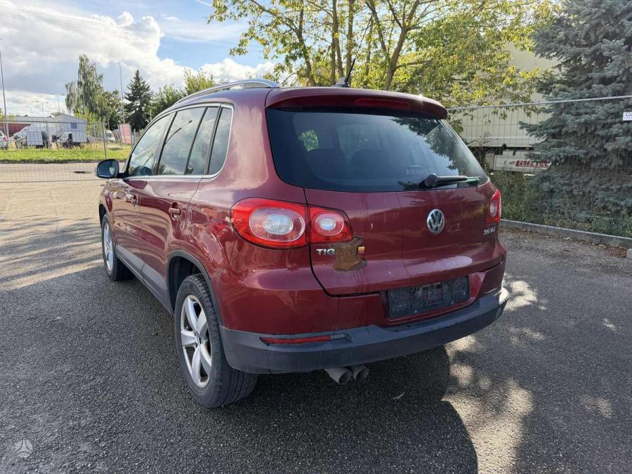 Red Volkswagen Tiguan 2008 in Marijampole, with an engine capacity of 1.97 L and mileage of 302 thousand km for 1950 €, photo 6 on AUTOMOTO.COM.LV