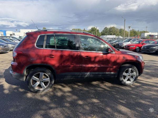 Red Volkswagen Tiguan 2008 in Marijampole, with an engine capacity of 1.97 L and mileage of 302 thousand km for 1950 €, photo 4 on AUTOMOTO.COM.LV